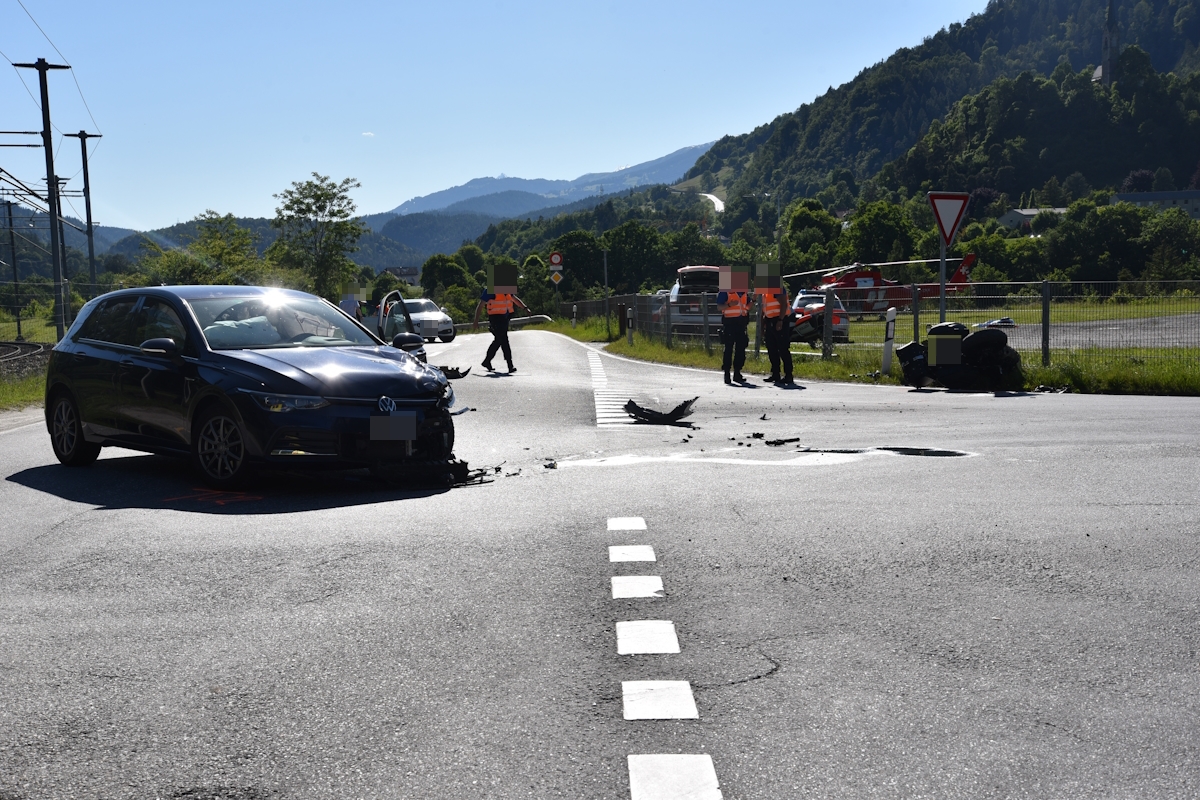 Domat/Ems: Zwei Verletzte durch Kollision Personenwagen mit Motorrad